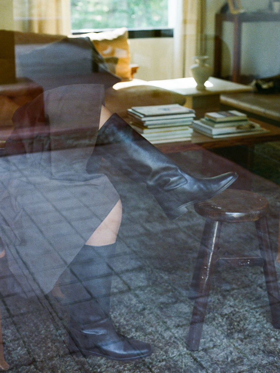 Leon in Black | LOQ.US